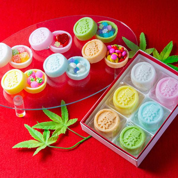 愛らしい小箱にそれぞれ味のお楽しみを詰め込みました。6ブースに分かれた商品は金平糖や琥珀糖など異なったものがお菓子が入っています。最中も食べることができ、色味があり最中でフタをしてありますので、フタを開けると何が入っているのわからない、ワク...