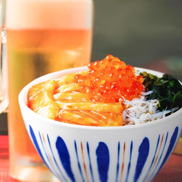 神戸の寿司職人が1つ1つ、丁寧に手造りで製造する「ひょうご海鮮つめとん瓶」は兵庫県の魚介がギュッと詰まった贅沢な海鮮瓶。淡路島産わかめ、浜坂産あかもく、国産しらす、北海道いくらの他にメインが神戸須磨サーモンと播州サーモンがたっぷりと入ってお...