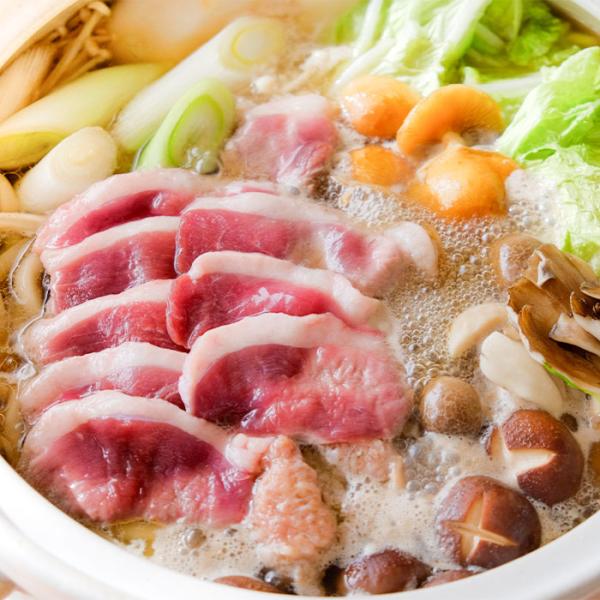 但馬鴨とは、兵庫県北部「但馬」地域で育った鴨です。ストレスをかけないような環境を整え、餌には自社生産のお米を餌として与えています。但馬鴨の特徴は、飼育日数を長くすることで噛めば噛むほど旨みが溢れ味に深みが増します。また、お米中心の餌によりあ...