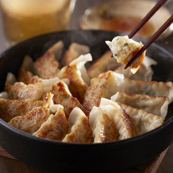 「博多餃子」は、一口で食べられる小ぶりなサイズが特徴です。九州産「華味鳥」を使用した華味鳥ひとくち餃子は、自慢の鶏がらだしを餡に練り込みジューシーに仕上げました。博多ぽん酢につけると、より一層美味しくお召しあがりいただけます。