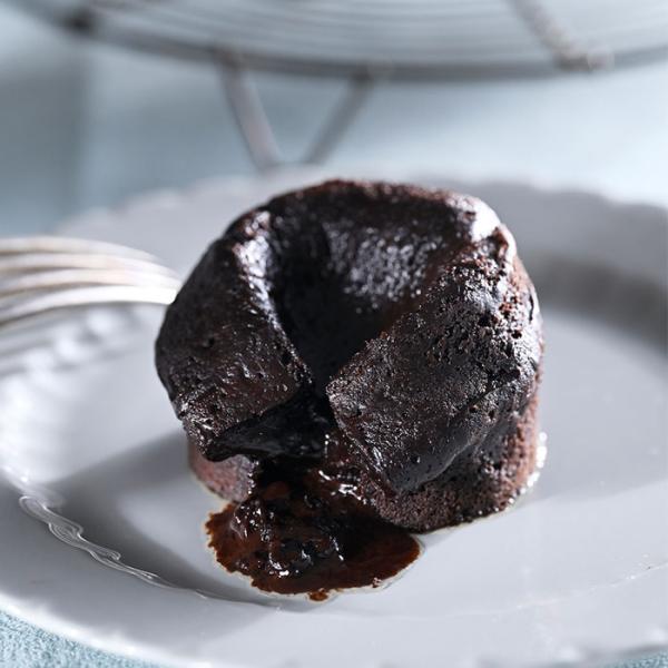 温かいアセットデセールの感動を再現すべく、2年かけてレシピ開発。国産の小麦粉など身体にやさしい素材と油分＆北海道産甜菜糖の調和にこだわって極上食感を実現した。温めれば、香り高いガナッシュが溶け出し、ショコラ生地と濃密に絡んで魅惑の味わいに。