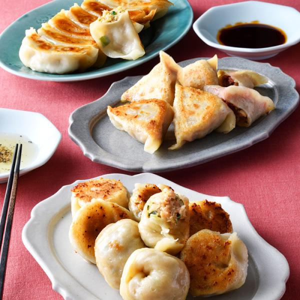 石川県小松発の餃子はちょっと個性的。コロッとして皮はモチモチ。地元の卸肉業者と作り上げた『アブラミンチ』を使うパンチのある「プレーン」、帽子型の「生姜」には粗く刻んだ生姜、三角の「梅」の餡には練り梅を混ぜてさっぱりと。3種3様の味と形が楽しい。