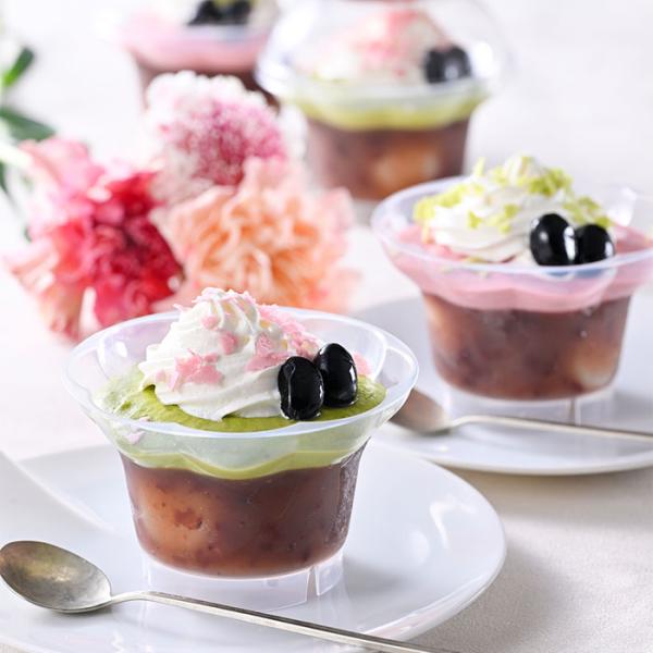 ケーキに負けない華やかさをもつこちら、大阪の老舗和菓子店が作る冷やしぜんざい。小豆の風味豊かなぜんざいに団子を忍ばせ、濃い宇治抹茶とフルーティなラズベリーのムースをそれぞれ重ねた2種。練乳クリームも相まって、和洋折衷の新しい味わいが広がる。