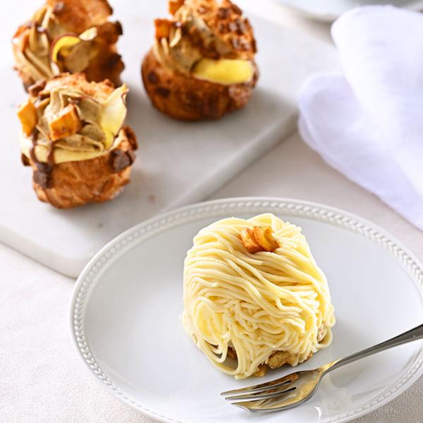 鹿児島発の芋スイーツ。モンブランは、唐芋の王者『コガネセンガン』の風味際立つクリームを贅沢に絞った逸品。角切り芋を土台にした緻密な設計だ。焼き芋をあしらったシュークリームには焙煎した完熟蜜芋『紅はるか』を使用。ふくよかな甘さに潜む香ばしさが...