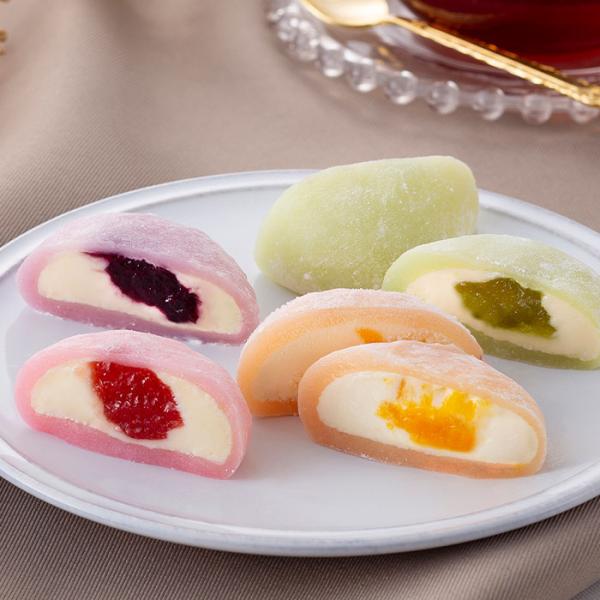 国産シャインマスカット、福岡県産あまおう苺、マンゴー、ブルーベリーのジャムをオーストラリア産クリームチーズと北海道産マスカルポーネチーズを使用したクリームで閉じ込め、甘さ控えめの滑らかな食感のもちもち大福生地で包みました。