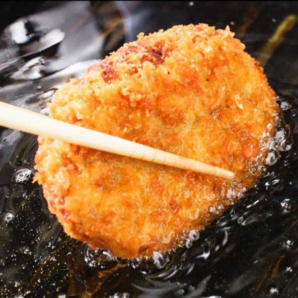 当店通常の2倍サイズで贅沢な一品。電子レンジ・オーブントースターで温めるだけで外はサクサク中はホクホク食感がクセになります。神戸牛入り黒毛和牛と希少品種のじゃがいもがたっぷり入った濃厚で大満足間違いなしの一品です。