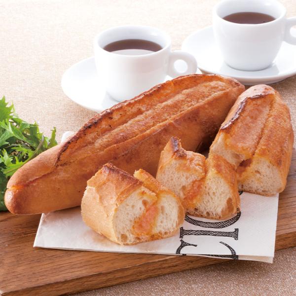 無着色明太子と国産の無塩バター使った特製明太バターをソフトフランスパンの表面にある切れ目の表面と、端まで塗りこみました。焼きたては表面パリッ、明太バターがじゅわっ。バターと小麦のかおりが漂い食欲をそそります。たっぷり10本入ったセットです。
