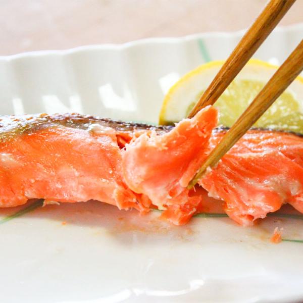 西京味噌と地元石巻を代表する酒蔵の銘酒の酒粕を弊社独自の「黄金比率」でブレンドし、漬け込んで、魚の旨み、酒粕の旨み、味噌の旨みを最大限引き出しました。酒粕のまろやかさと、西京味噌の甘味を良いところ取りしたこだわりの一品。一切れ一切れ真空個包...