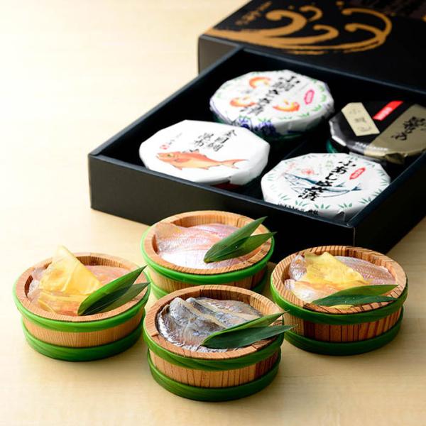 若狭小浜の伝統の逸品ささ漬です。味わい華やかな4つの詰合せは、どれをとっても脂の乗った嬉しいセットです。新鮮な小鯛は、体温で鮮度が落ちぬよう、1尾あたり数十秒もかからぬ早業で3枚に卸し、塩を振ることで余計な水分をだし、しばらく置くことで艶と...