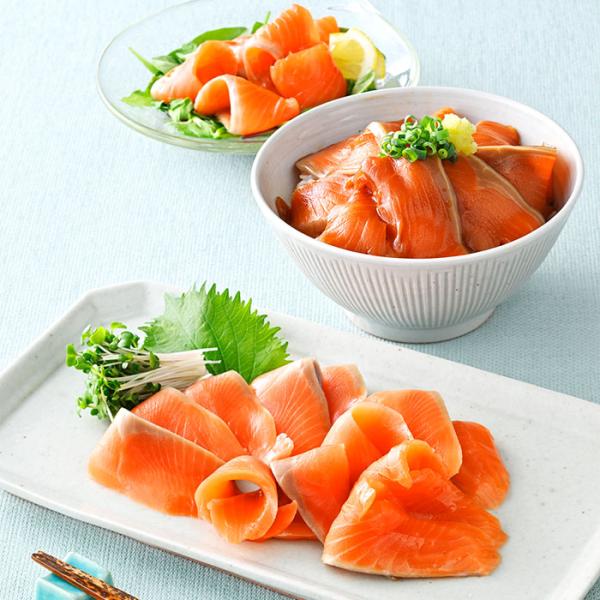 活〆により高い鮮度を誇る、養殖銀ザケの最高級ブランド「みやぎサーモン」。とろけるような身質はそのままに、桜チップで低温燻製したスモークサーモンは芳醇かつ生食感が楽しめ、自家製ダレが絡む漬けはご飯が進む一品に。スライスの厚みも程よく食べ応え抜群。