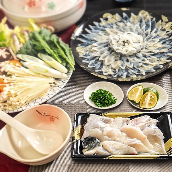 国産養殖トラフグのお刺身と皮刺し、ちりセットのフルコ−スです。ヒレもお付けしておりますので、ヒレ酒まで楽しめます。料亭で味わう職人の技術と「ふぐの王様」トラフグの味をぜひご家庭でご堪能ください。繊細で上品な味わいのトラフグ刺身は、弾力のある...