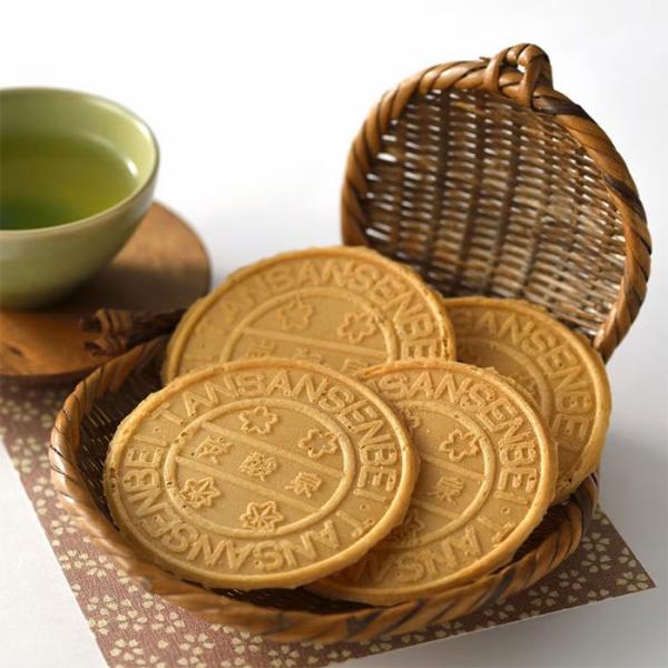 小麦粉、澱粉を原料にした独自の風味、軽快な歯ざわりが好評で、一枚一枚職人の手により丁寧に焼き上げた手焼き炭酸せんべいと、有馬温泉生まれの銘菓「有馬せんべい」の姉妹品「炭酸クリームせんべい」のセット。炭酸せんべいの「有馬せんべい」にチョコ・レ...