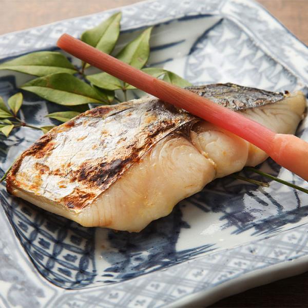 京料理の技と味わいを詰め込んだ、西京味噌漬けの詰合せです。使用しているのは、京料理の料理長監修のもと独自に調合された「京白味噌」。着色料や保存料などの添加物は一切使用せず、素材本来の味を大切に仕上げています。味噌床に漬け込んだ後は、雑菌が繁...