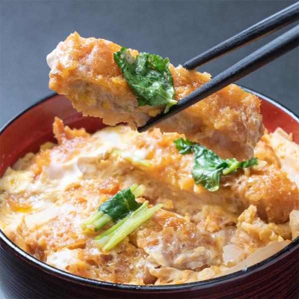 レンジでチンするだけで本格黒豚めしが味わえる黒豚かつ丼です。鹿児島県産のやわらかい黒豚ロースかつを優しいお出汁で玉子とじにしたかつ丼。鹿児島の北海道と言われる伊佐の鹿児島県産100％玄米を毎日精米した炊立てのごはんと一緒に急速冷凍して美味し...