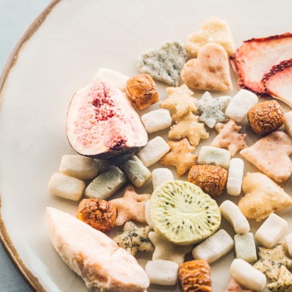 季節感あふれる型抜きあられに、国産ドライフルーツを贅沢にミックスしました。もち米（国産）を使い、キウイといちご、いちじくといちご、ももといちごの3種のフレーバーをご用意。醤油や砂糖をベースにした調味塩で味を整え、えびや青海苔、一味唐辛子がア...