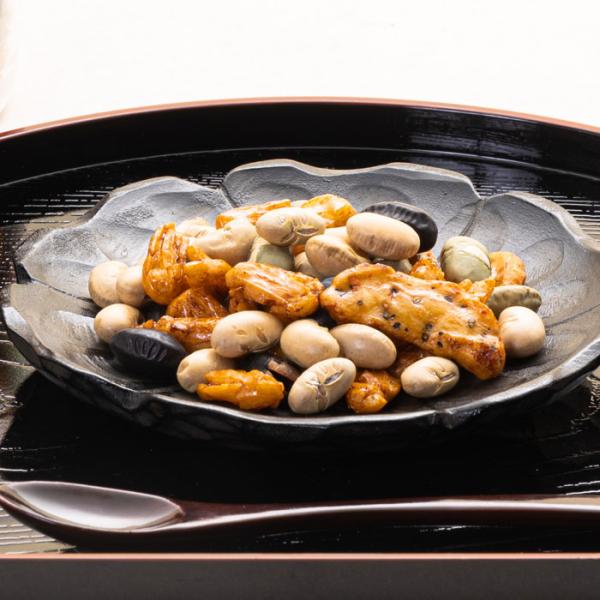 「せん豆」は、香ばしく煎り上げた国産大豆と、サクサクとした食感の柿の種を絶妙なバランスでミックスした、まめや自慢の豆菓子です。素材の持ち味を活かすため、添加物を極力使用せず、昔ながらの製法で丁寧に仕上げています。一粒一粒に込められた職人のこ...