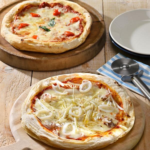 もっちり香ばしい生地の上には、漁師から届く日本海で水揚げされたイカと白ネギが!  マルゲリータには地元農家が作るトマトやバジルがのる。こだわったのは、島根の食材を使い、添加物に頼らないこと。山陰の海と山の幸に彩られた手作りピザは、やさしく素...