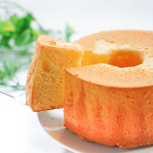 ホエイたんぱくの効果で生地がふんわり軽やかに膨らみ、しっとりとした口どけを実現しました。卵や小麦粉を厳選し、優しい甘さとほどよい塩味で仕上げています。お子様からご年配の方まで安心してお楽しみいただける、毎日のティータイムにぴったりのシフォン...