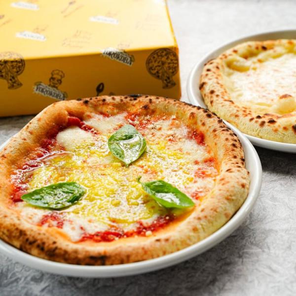 ホエイピザ3枚セットは、牛乳からチーズを作る際にできる栄養豊富な副産物ホエイを練り込んだ自家製ピザです。ホエイに含まれるタンパク質が生地の食感を向上させ、もっちりとした仕上がりに。国産小麦100％の生地を500℃のピザ窯で焼き上げ、瞬間冷凍...