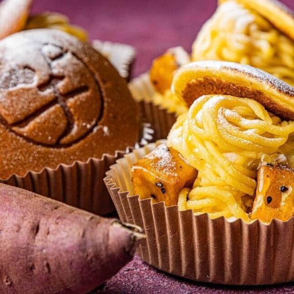 紅はるかの上品な甘さを存分に楽しめる、モンブラン仕立ての生どら焼きです。しっとりふわふわの生地で、なめらかなお芋クリームと丁寧に炊き上げた芋餡をやさしくサンド。どちらも紅はるからしい自然な甘さが広がり、絶妙なバランスで口の中にとろけます。さ...