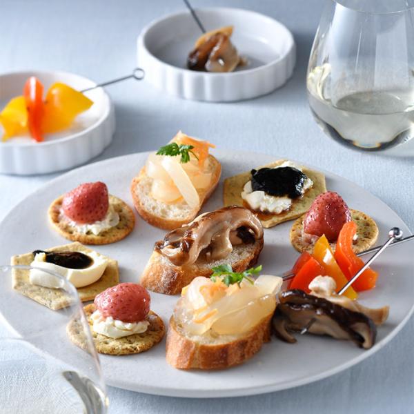 主役は、静岡県産の旬の野菜と果物。醸造酢に厳選したカツオ節や昆布ダシを合わせ、無添加無着色で丁寧に漬け込み、酸味のまろやかなピクルスに仕立てた。そのまま食すのはもちろん、「きのこ」「海苔」はご飯と一緒に、「新玉ねぎ」は魚にかけて南蛮漬け風に...