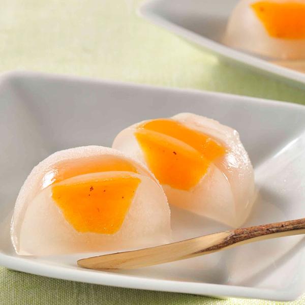 西吉野の柿を使った完熟柿のシャーベットを、吉野葛で包んだ冷菓。半解凍し、葛が透明になったら食べ頃だ。表面プルン＆中はシャリッとした感触で、ひやりとした柿の甘みが舌に伝わり至福の美味しさ。