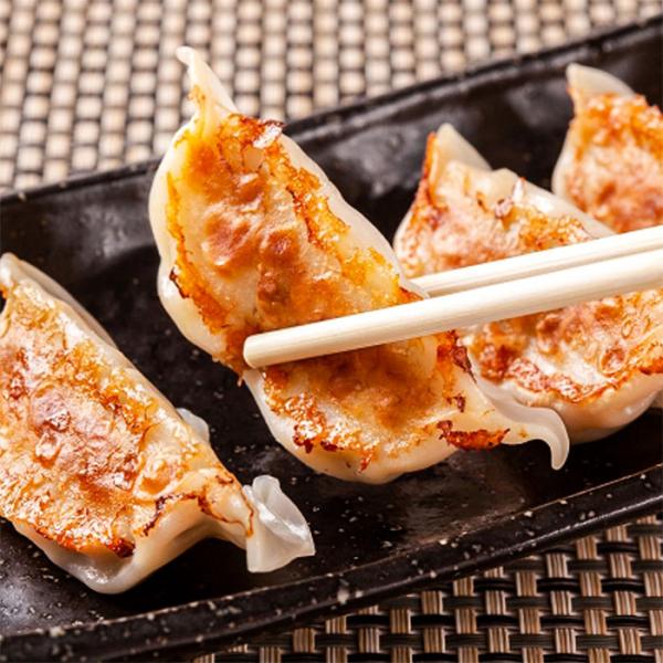 鹿児島県産黒豚と国産キャベツ・玉ねぎ・生姜を贅沢に使った風味豊かな生ぎょうざです。にんにくを使用せず、爽やかなしょうが味に仕上げているため、さっぱりとした味わいで食べやすく、焼き餃子はもちろん水餃子や揚げ餃子にもぴったり。タレなしでも旨みが...