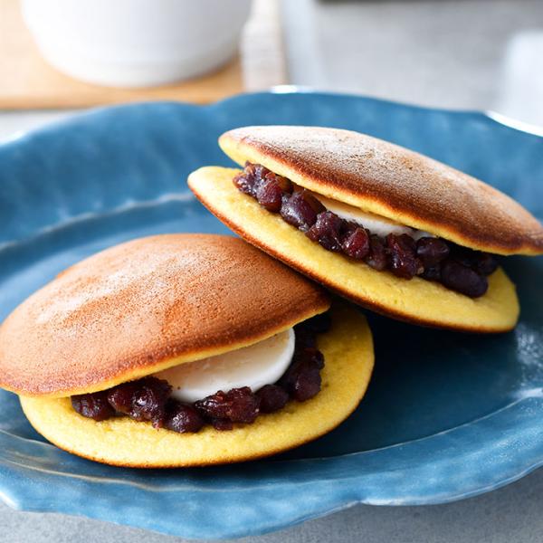 明治16年創業の熊本の乳業メーカーによる逸品。『純白』と評されるきれいな味わいの自家製バターをホイップしたものと北海道産小豆の粒餡を挟んだどら焼きだ。厳選した素材を用いた生地のしっとり感、餡の甘さを引き立てるバターの絶妙な塩気にハマるはず。