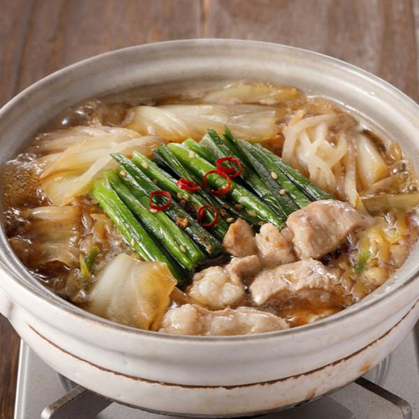 【牛もつ鍋醤油味】新鮮な国産野菜（キャベツ、もやし、ニラ）を蒸してアクをとってから、-60℃の超急速凍結しているので、野菜本来のうまみと食感があります。もつは、脂のうまみと食感のある希少部位の牛のシマ腸（大腸）を使用しています。かつお・こん...