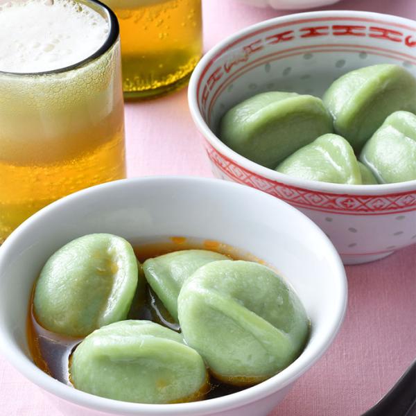 もちっとした翡翠色の皮に包まれた、コロンと可愛らしいフォルムの水餃子。中には国産豚肉の旨みを生かした餡がぎっしり詰まっていて、噛めば小籠包のごとく肉汁が溢れ出す。皮の存在感と餡のジューシーさはさすがのバランスで、にんにく不使用ながら食べ応え充分!