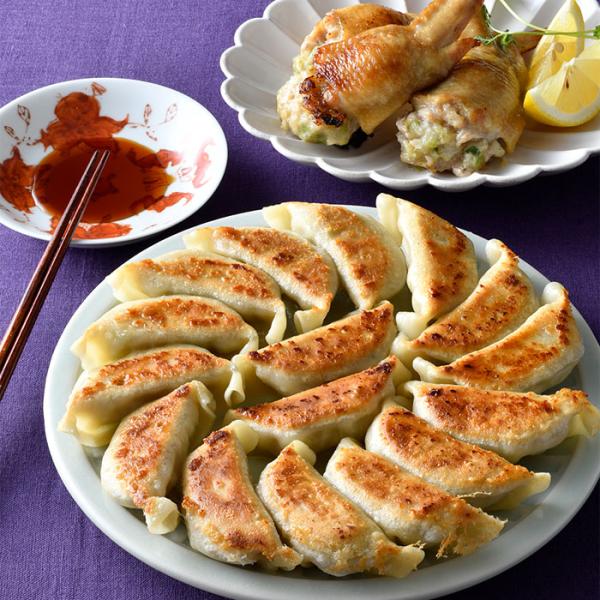 宮崎産銘柄豚と国産牛の合挽き肉、地元農家の新鮮野菜、九州産小麦粉など、素材を厳選。毎日手作りされる皮と餡からなる、ふんわりもっちりとしたリッチな食感の餃子だ。中に餃子餡を詰めたプリッとパワフルな手羽餃子ともに、別添えのラードで焼いても揚げて...