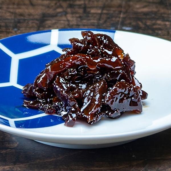 板前のおもてなしの心でいぶりがっこを製造。ふと懐かしい食卓を思い出す、ご飯が美味しくなる逸品。ご飯のお供、お茶漬け、箸休めにどうぞ。