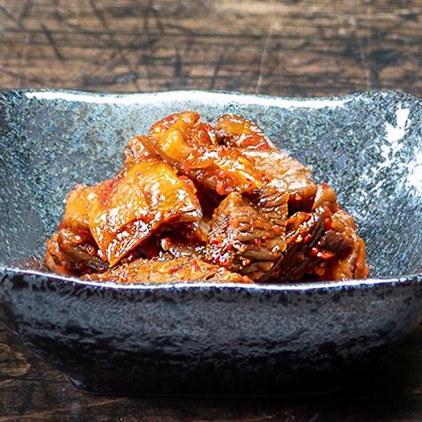 いぶりがっこ特有の香ばしい香りやコリコリとした食感が料理メニューを際立たせます。香り深いいぶりがっこをキムチダレで味付けした絶品ご飯のお供。無限にご飯がすすみ、まさしくご飯どろぼう。お酒の肴としても相性抜群。