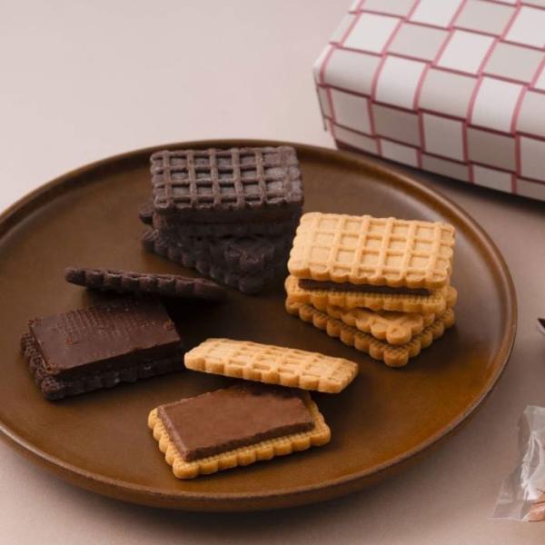 「TABLES」サブレサンドのアソートセット。特徴的なバター香るサブレが癖になる。手土産やおやつ時間を彩るあらたな一品。ミルクチョコ＆プラリネはバニラ風味のホロホロと解ける独特な食感のサブレに、ミルクチョコレートのコクとナッツの香り高く濃厚...