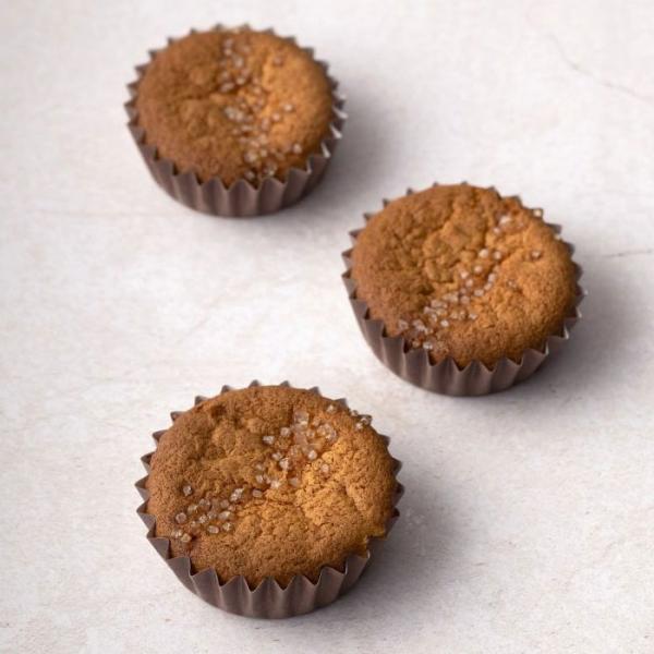 滋賀県産の小麦【びわほなみ】を使用し焼き上げた生地に鳥取 大山地方でとれる生乳を使用して作られる大山バターとブルターニュ地方の伝統的な製法で作られるゲランド塩を使用した塩バターをたっぷり沁み込ませた、じゅわっとバターの香り広がるふんわり、し...