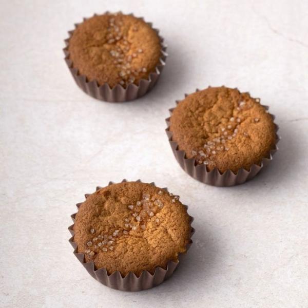 滋賀県産の小麦【びわほなみ】を使用し焼き上げた生地に鳥取 大山地方でとれる生乳を使用して作られる大山バターとブルターニュ地方の伝統的な製法で作られるゲランド塩を使用した塩バターをたっぷり沁み込ませた、じゅわっとバターの香り広がるふんわり、し...