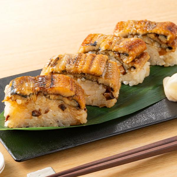 江戸前寿司にならってしっかりと酢の利いた酢飯に椎茸煮とガリを混ぜ込み、甘辛いタレで丁寧につけ焼きした穴子を合わせた棒寿司。別添で薫り高く風味のよい山椒を付けました。4切れづつ小分けにしているので必要な分だけレンジで温めてお召し上がりいただけます。