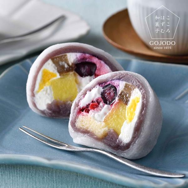 【発売日：2021年01月05日】5種のフルーツ（ブルーベリー・オレンジ・バナナ・フランボワーズ・パイナップル）に生クリームを合わせ、きめ細かなこし餡と羽二重餅で包んだ洋テイストの大福。フルーツの甘酸っぱさと、餡やクリームのコクが見事なバラ...