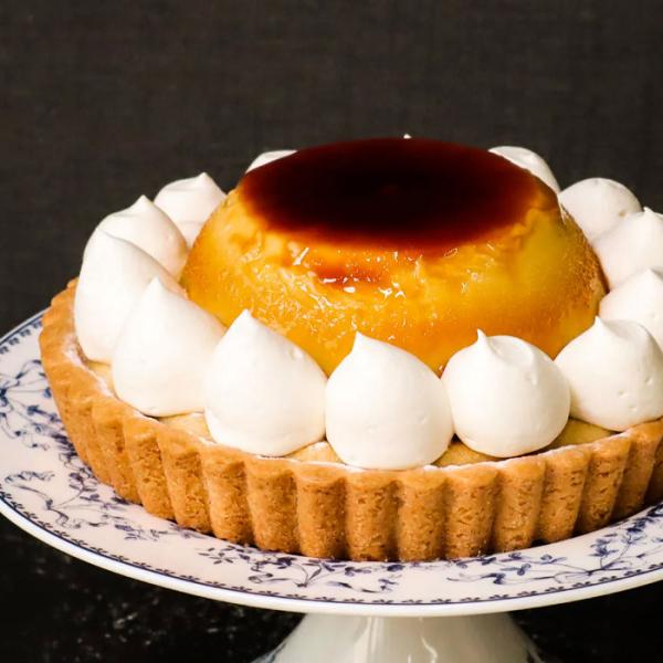 プリンとタルトが贅沢に出会った至福のスイーツは、サクサクと香ばしいタルト生地の上にしっとりとしたアーモンドタルトを重ね、さらにその上にとろけるように滑らかなプリンをのせ、仕上げにほんのり香ばしいキャラメルをあしらった特別な一品です。一口ごと...