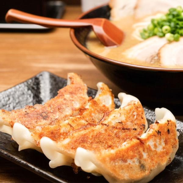 北海道産小麦を使用した皮で、実際に店舗で使用しているすみれラーメン秘伝の味噌と北海道産の豚肉、玉葱を包み込んだ餃子です。小麦特有の強い弾力と粘りのある皮はパリッとした食感で癖になるぎょうざです。