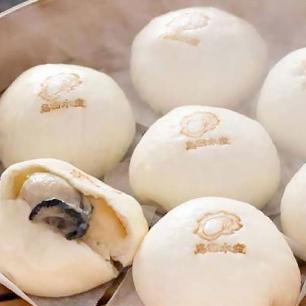 完全手作り生産。生地から手作りし、島田水産のかきが丸ごと入った中華まん。ソースは、かきと相性抜群のホワイトソースを使用して、かきクリームグラタンをイメージしました。