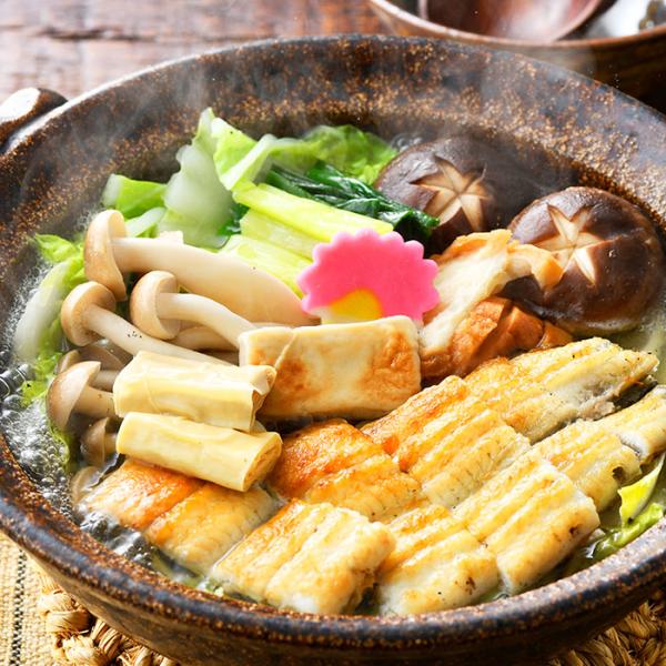 主役は愛知県産うなぎ。職人技でふんわりと仕上げた白焼きを、カツオの一番ダシとあごダシを合わせた生姜香るスープで食す鍋だ。ぐっと引き立つうなぎのふくよかな旨み、九条葱や生麩、湯葉など具材との調和もなんとも粋。品のよい味わいに惚れ惚れする。