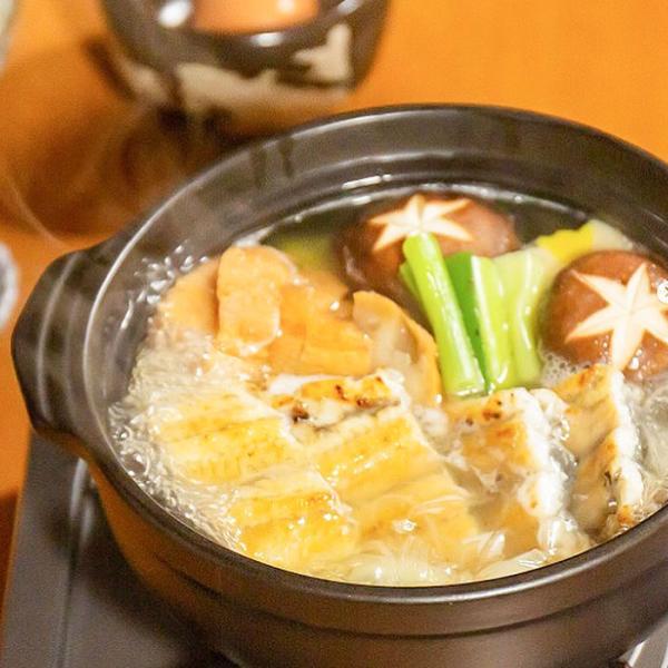 うなぎ専門店としてのこだわりを極めた当店自慢の白焼。「鰹節の一番だし」のみを使用し、うなぎ鍋に合うよう、あごだしとしょうが汁を独自の配合で合わせたうなぎ鍋専用だし。うなぎ鍋に彩りを加える具材（九条葱・仙台麩・巻き湯葉・よもぎ麩・あわ麩・もち...