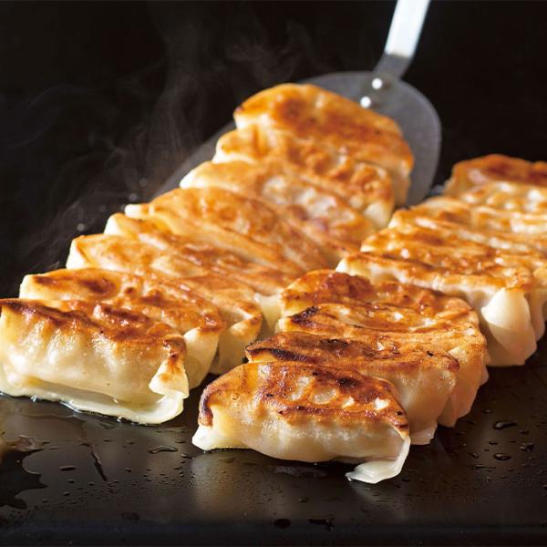 餃子の餡の中に鶏ガラ・ポーク・野菜の3種スープのを入れた小籠包のような餃子です。肉汁とは違うのでしつこくないスープになっております。