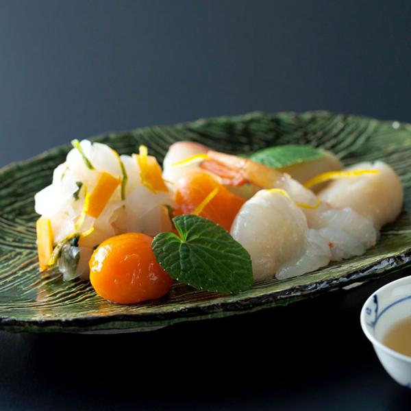 新鮮で彩り豊かな5種のお刺身を北海道産の真昆布で〆た「漁味(いさりみ)」。「漁り」とは、新鮮な海の幸を連想させ、魚や貝を獲るという意味の他、探し求めるという意味もあります。下鴨茶寮の料理人がさらに美味しいものを探求して仕上げたことから命名し...