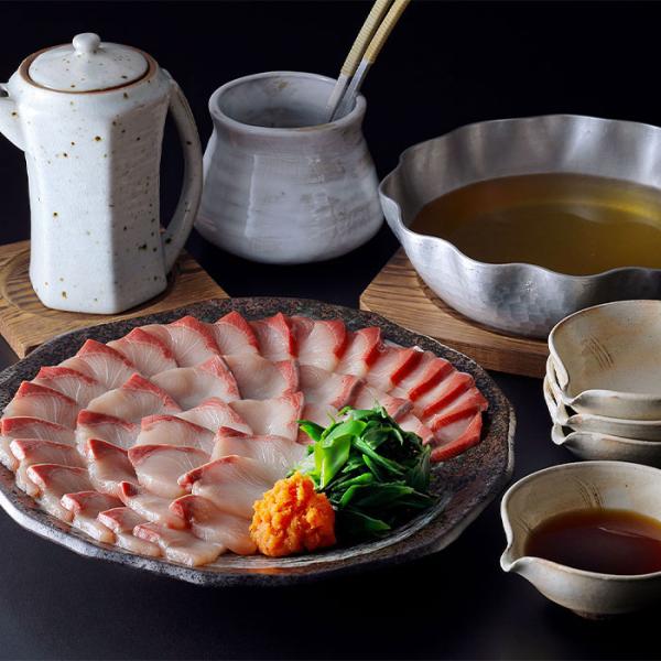 ぶりの魅力は、上質な脂がたっぷりと乗った濃厚な味わいです。このお鍋では冷凍ながらも鮮度の良さとその旨味をお愉しみいただけます。下鴨茶寮特製の出汁とあわせて、より一層の美味をご堪能ください。晴れの日のごちそうとしても喜ばれる、料亭仕立ての本格...