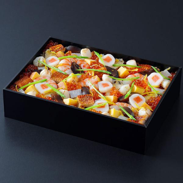 いくら、エビ、うなぎ、鮑、厚焼玉子、小鯛ささ漬、小川巻などの素材をふんだんに散りばめたちらし寿司。彩り美しい一段折は、ご家族ご友人のお集りや大切なお席に華を添えます。小さなお子様からご年配の方まで幅広くご好評いただいている下鴨茶寮謹製「華ち...