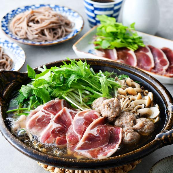 兵庫県新温泉町でお米中心の無農薬飼料＆平飼いで育てられた但馬鴨を使用。クセがなく噛むほどに味わい深いスライス肉と力強い旨みが凝縮したつくねを、秘伝の鴨ダシでいただく鍋セットだ。〆の出石そばまで付く充実の内容で、鴨肉の滋味を味わい尽くせる。