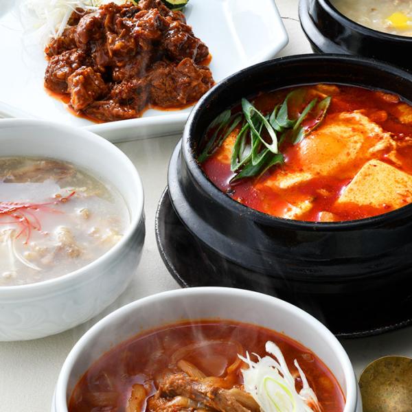 博多の老舗焼肉店の人気者が一堂に。和牛の旨み溢れるユッケジャン、滋味豊かなサムゲタン粥にテールスープ、甘辛味でご飯が進む黒毛和牛のカルビチムなど6品。どれも家庭では作れない奥深い味わいに圧倒される。年末年始の集いに重宝すること間違いなし!