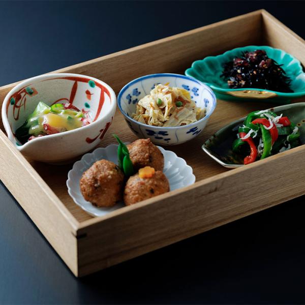 いつもの食卓に。贈りものに。いつでも美味しい、下鴨茶寮のおばんざい。素材本来が持つ味を活かし無駄なく工夫して調理されてきた京都の家庭料理「おばんざい」。おばんざいの原点を大切に、京都らしい食材を料理人が上品な味に仕上げ、最新の冷凍技術を使用...